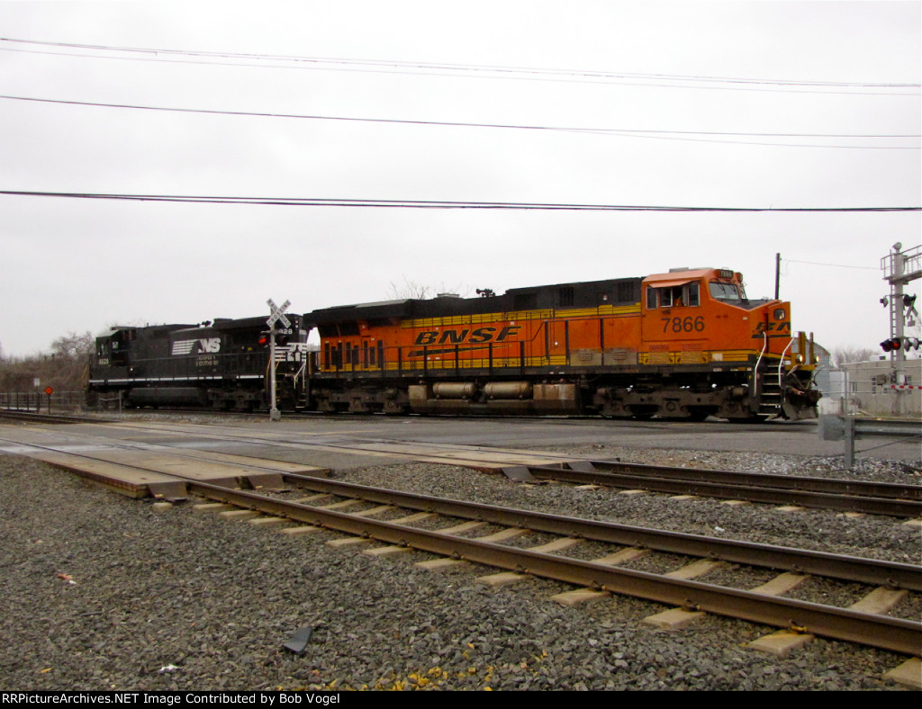 BNSF 7866 and NS 8828